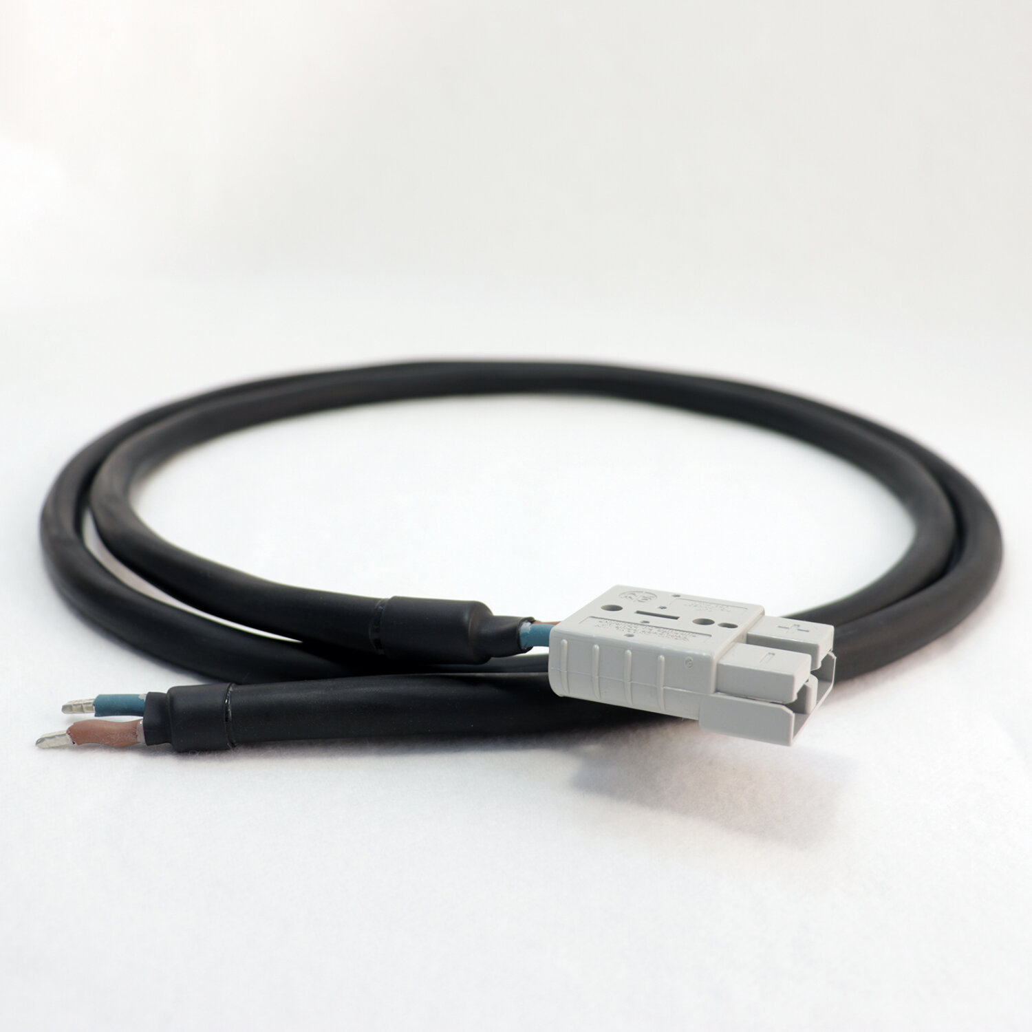 Anschlusskabel mit gummiummanteltem Kabel für den Anschluss an ...